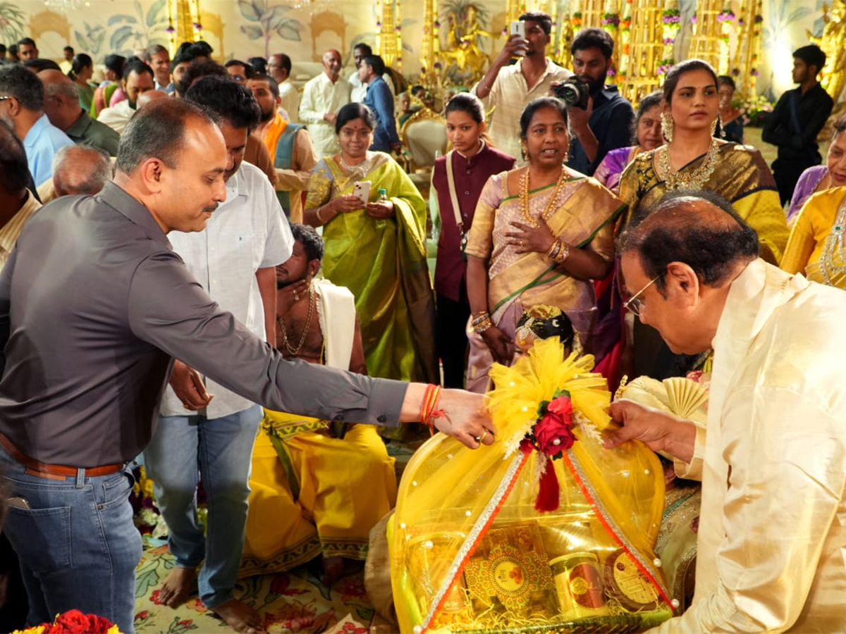 ఫిలిం ఫైనాన్షియర్ బంగారు బాబు కుమారుడి వివాహ వేడుకలో సినీ, రాజకీయ ప్రముఖులు (ఫోటోలు) | Tollywood ...